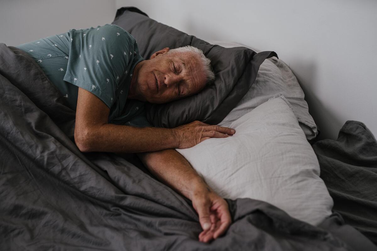 Evitar el dolor de espalda al dormir boca arriba - Aiudo Servicios